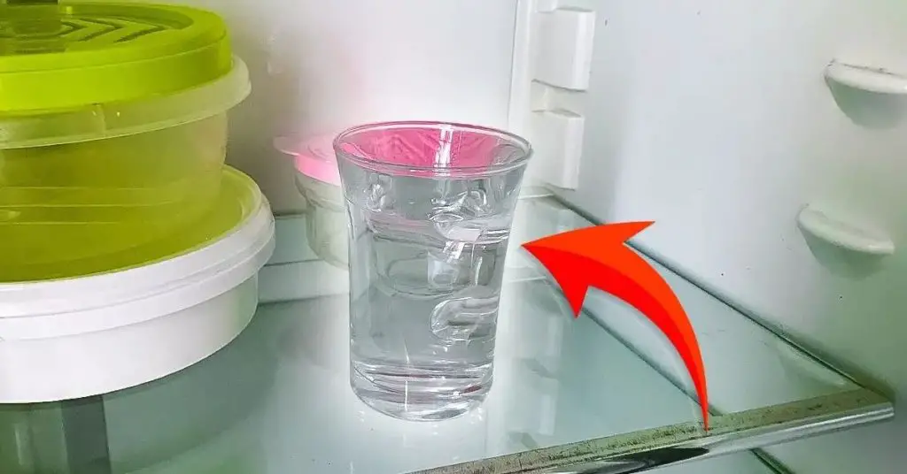 El truco del vaso de agua para eliminar los malos olores de la nevera y dejar un agradable ...