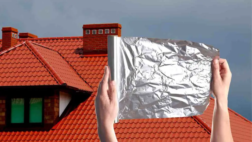 Papel de aluminio, porque lo están poniendo en el techo de la casa ...